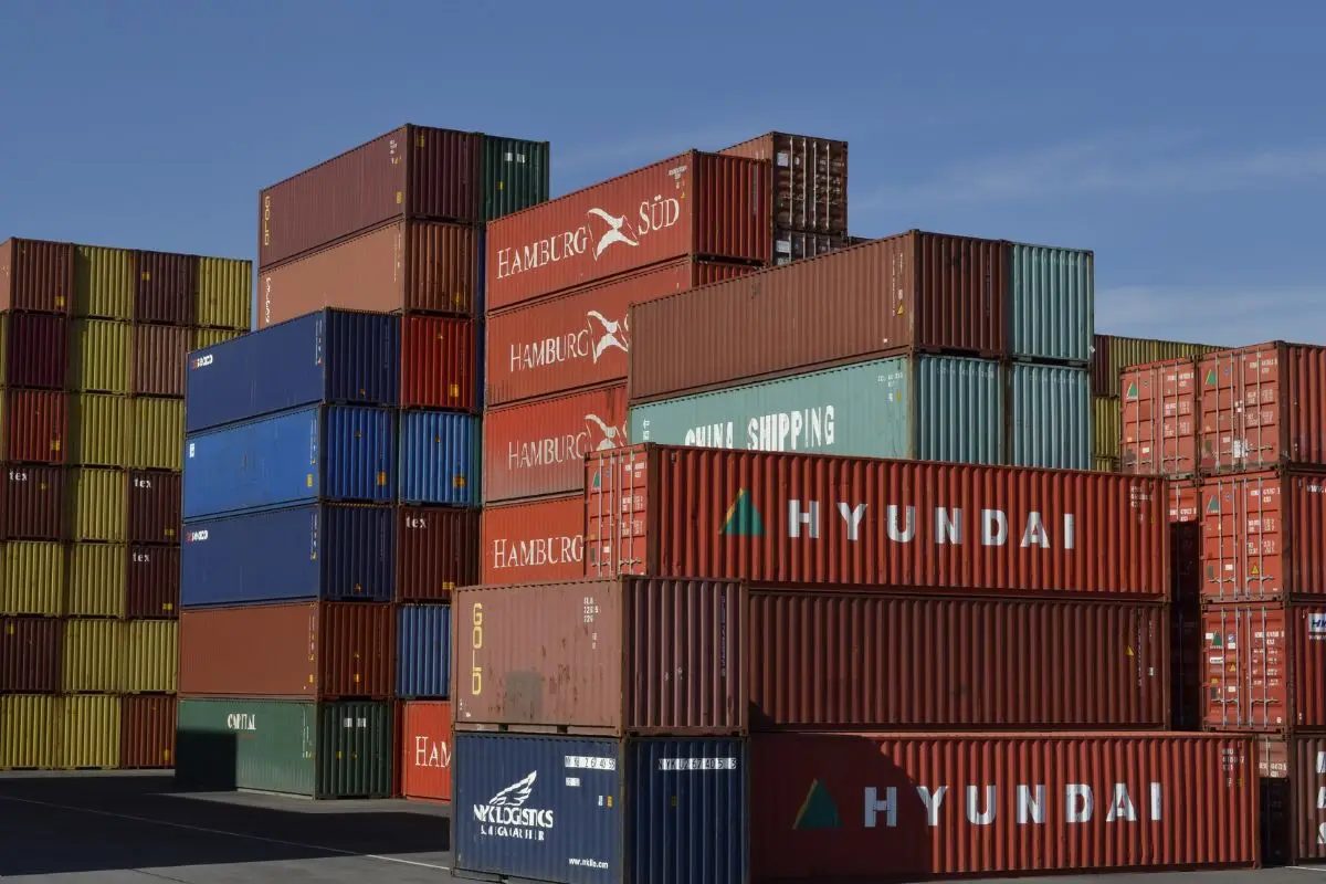 Container 20 pés ou 40 pés: qual é mais vantajoso?